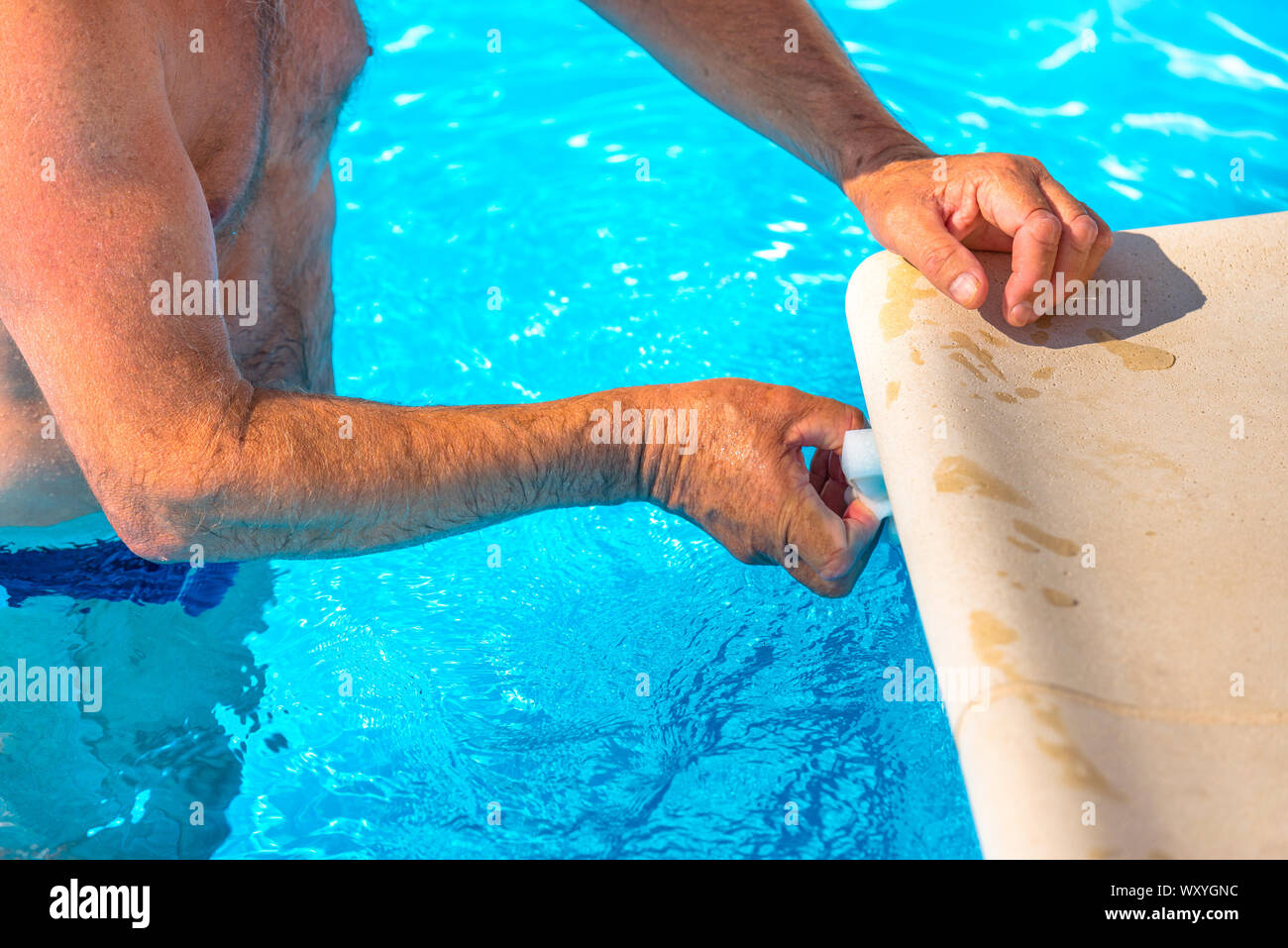 Clean the water line of a pool Stock Photo - Alamy