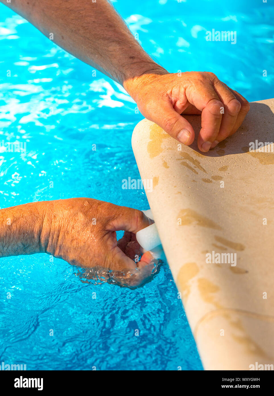 Clean the water line of a pool Stock Photo - Alamy