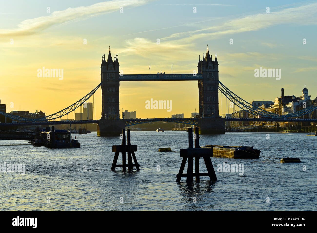 Thames bridge hi-res stock photography and images - Alamy