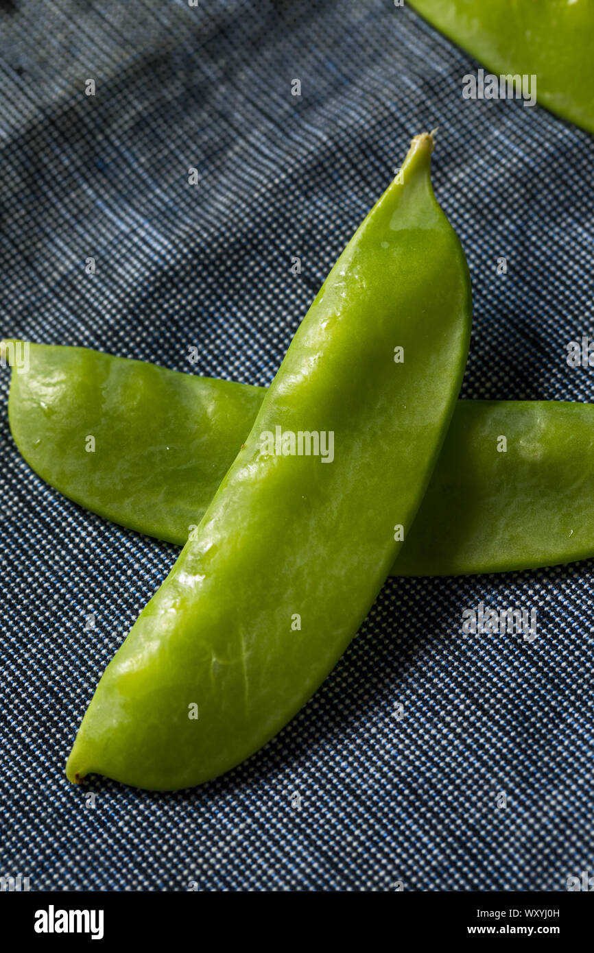 Raw Green Organic Snow Peas in a Heap Stock Photo - Alamy