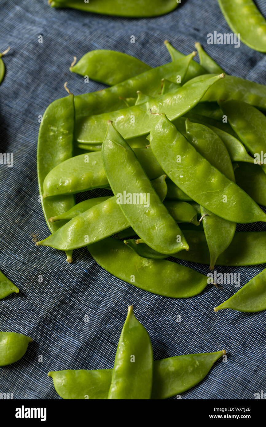 Raw Green Organic Snow Peas in a Heap Stock Photo - Alamy