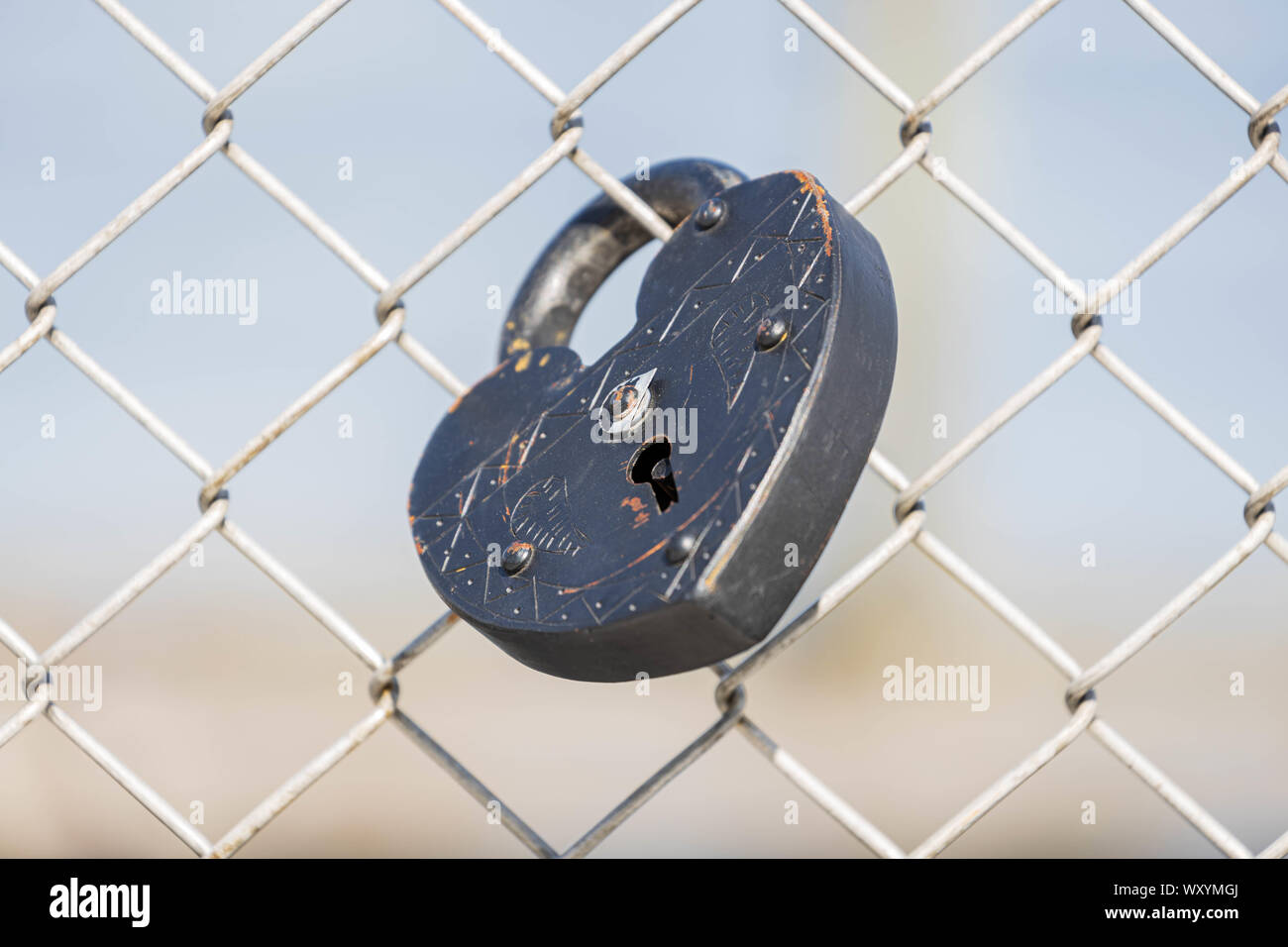 Chain link fence hole hi-res stock photography and images - Alamy