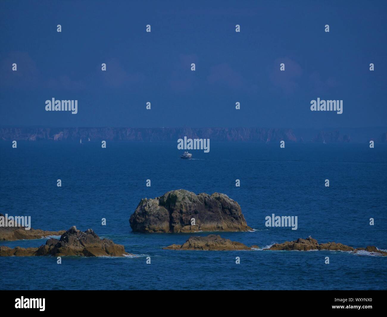 Plage rochers falaise mer paysage marin hi-res stock photography and ...