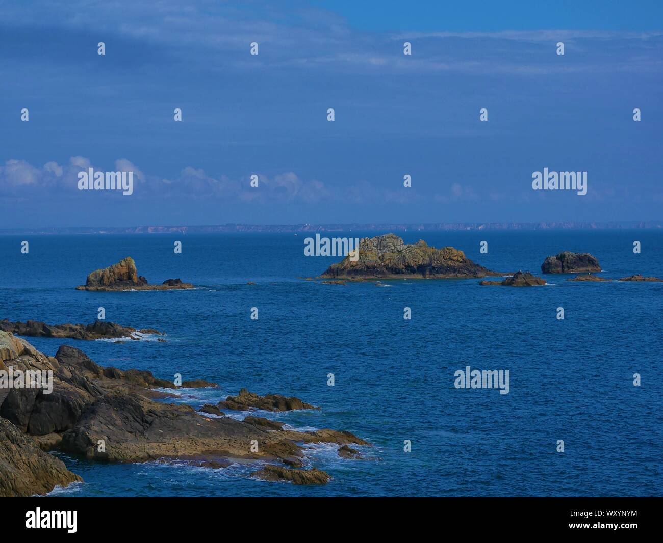 Plage rochers falaise mer paysage marin hi-res stock photography and ...