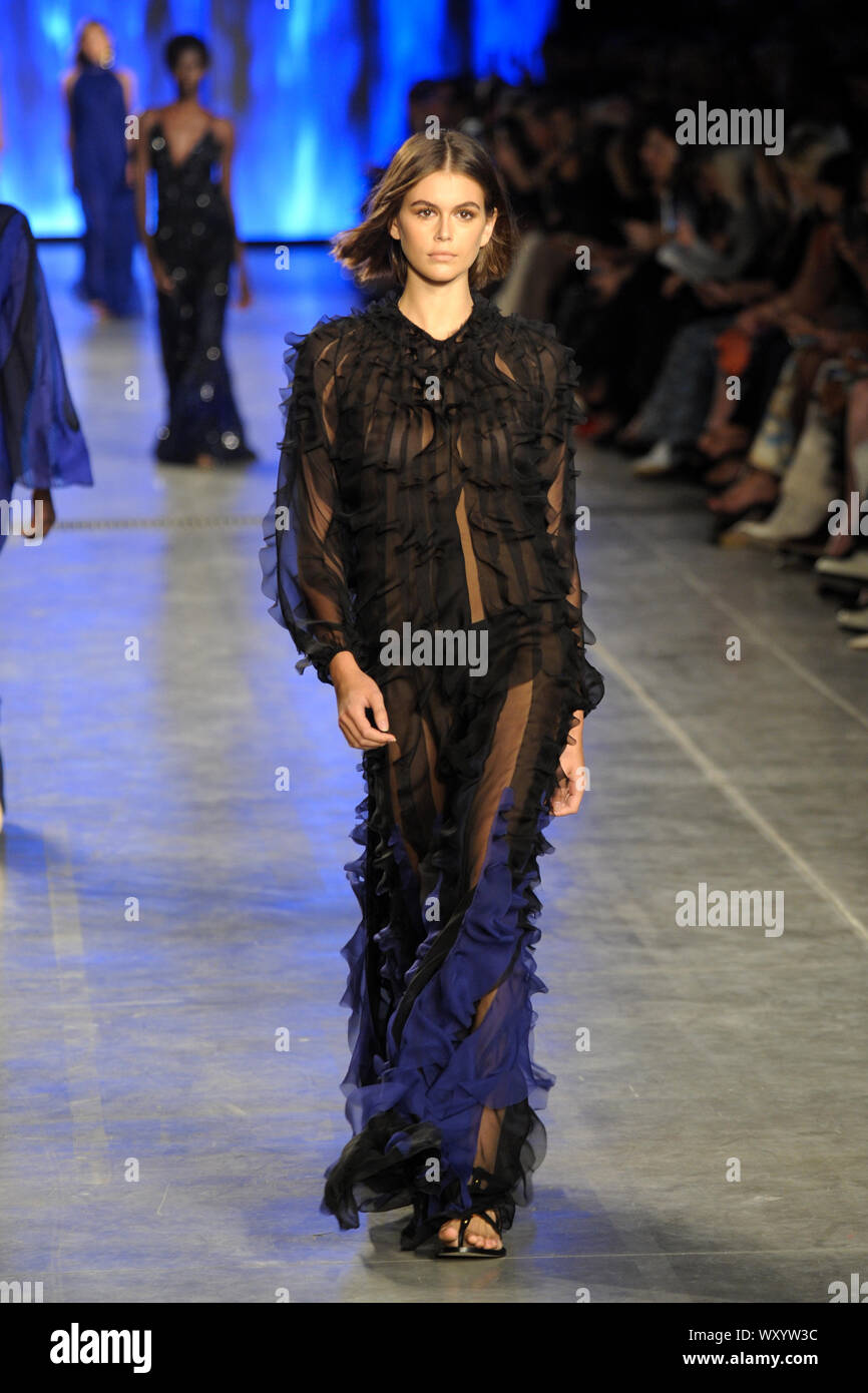 Kaia gerber model hi-res stock photography and images - Alamy