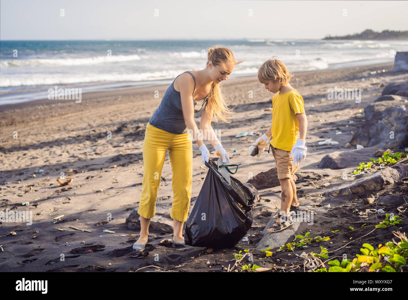 Children community clean up hi-res stock photography and images - Alamy
