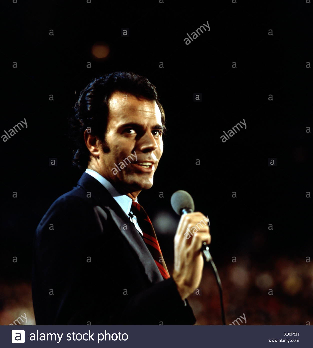 Spanish Singer Julio Iglesias High Resolution Stock Photography and ...