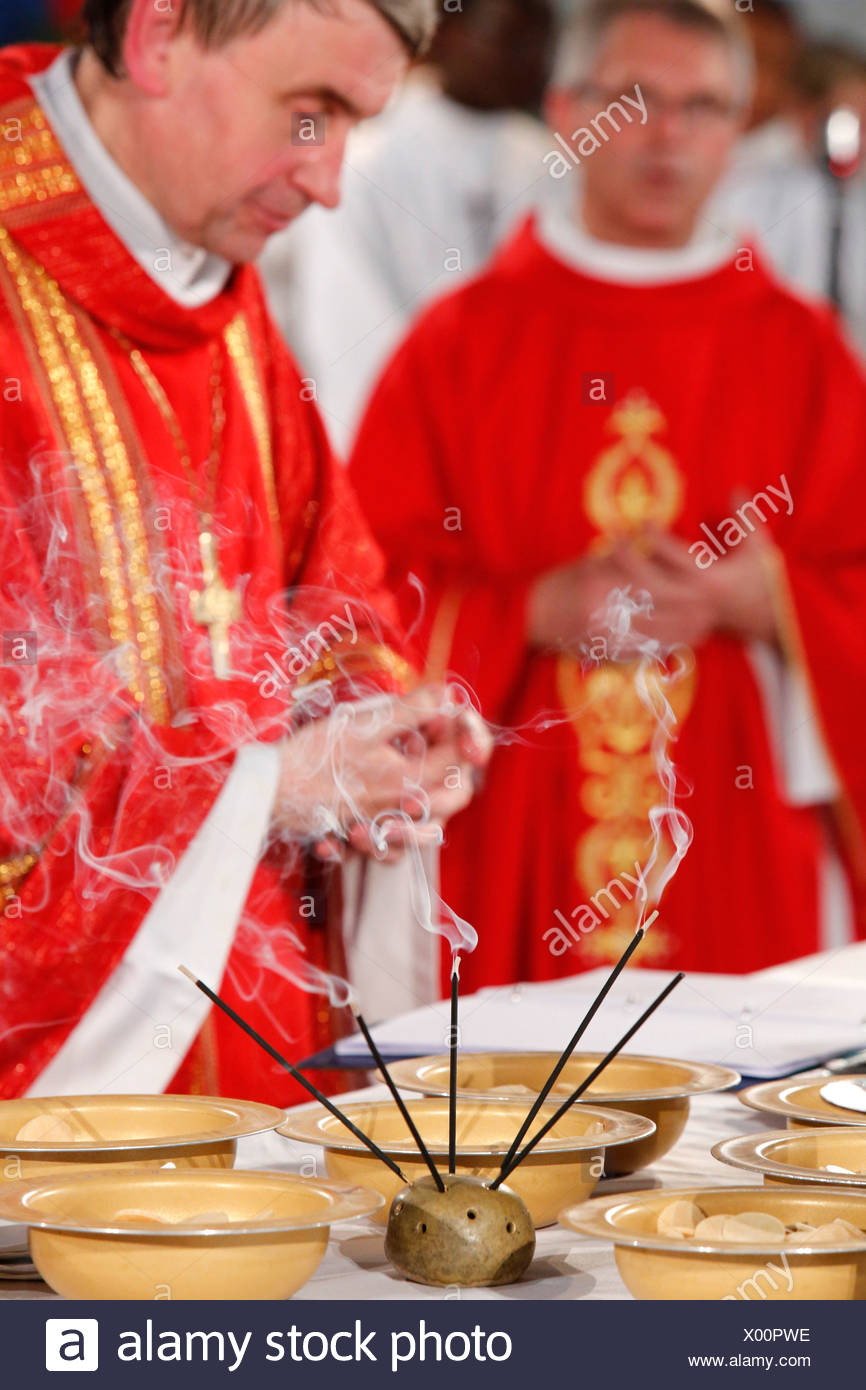 Catholic Priest Eucharist High Resolution Stock Photography and Images ...