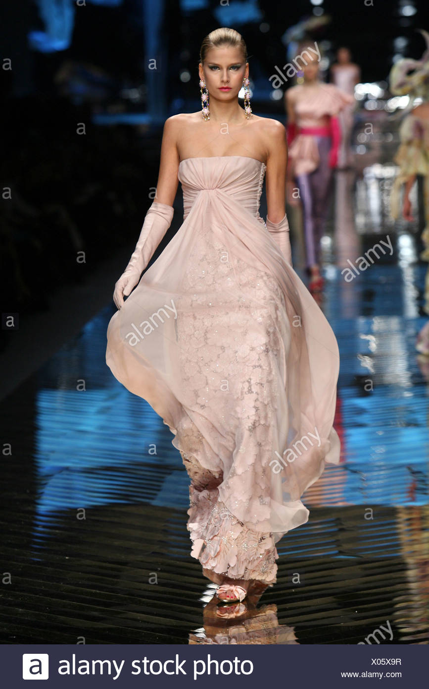 Column Dress High Resolution Stock Photography and Images - Alamy