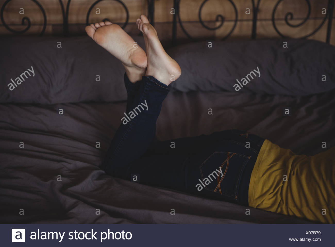 Crossed Legs Stock Photos & Crossed Legs Stock Images - Alamy