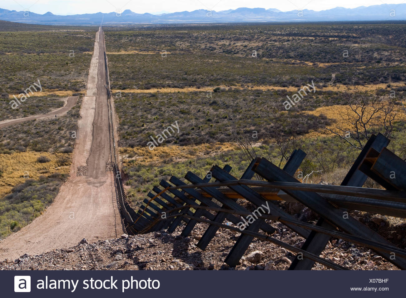 New Border Fence High Resolution Stock Photography and Images - Alamy