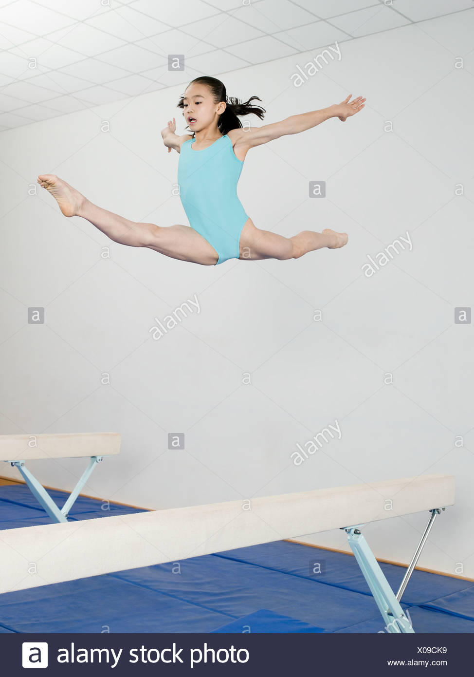 Gymnast Splits Beam Stock Photos & Gymnast Splits Beam Stock Images - Alamy