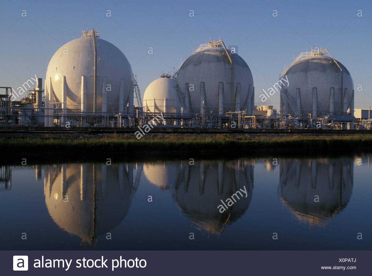 Spherical Tanks Stock Photos & Spherical Tanks Stock Images - Alamy