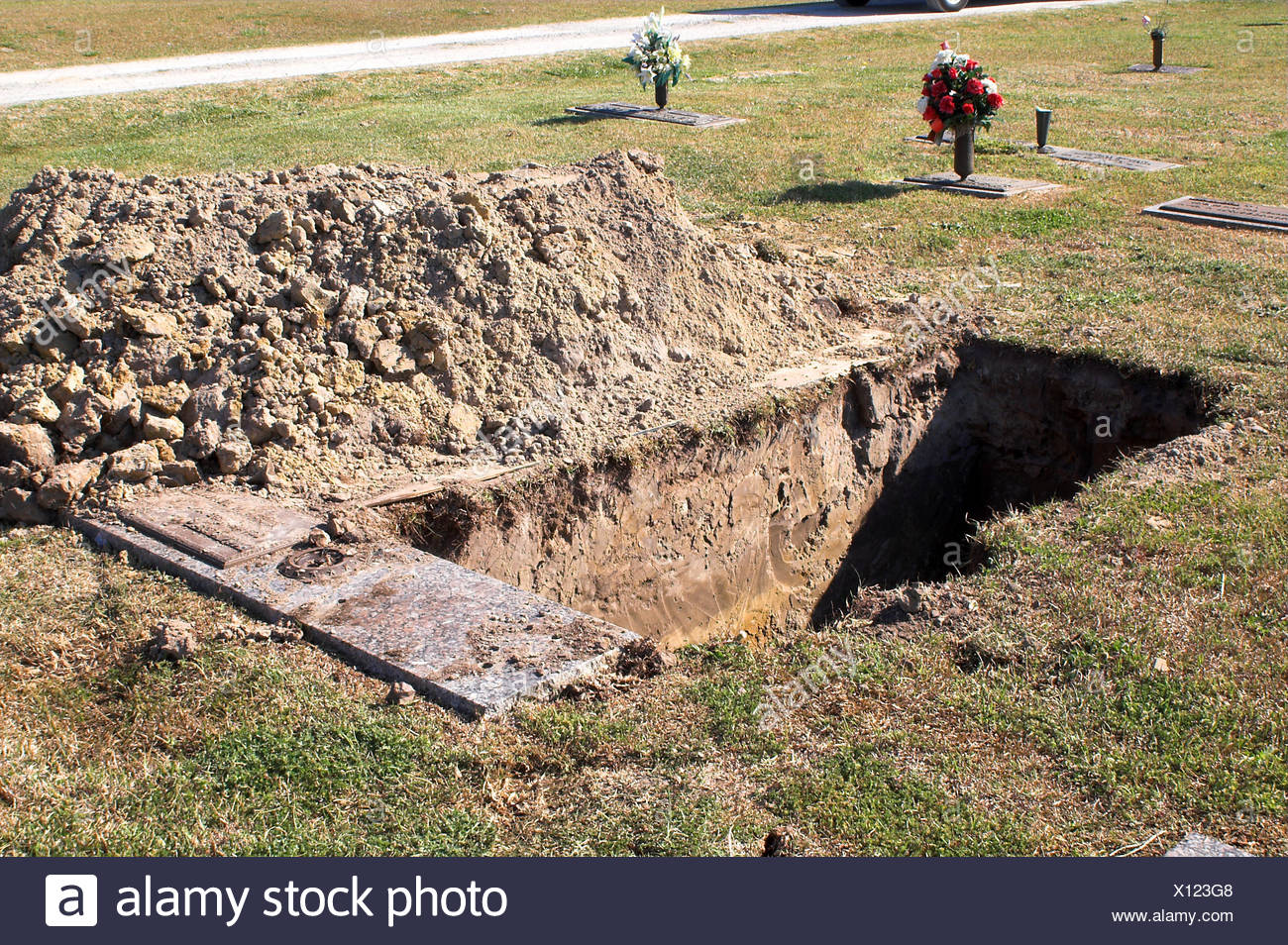 Digging Grave Hole Stock Photos & Digging Grave Hole Stock Images - Alamy