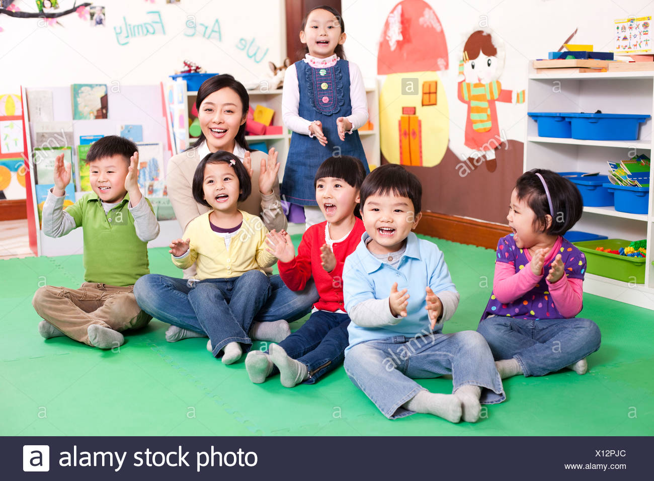 Children Clapping And Singing Stock Photos & Children Clapping And ...