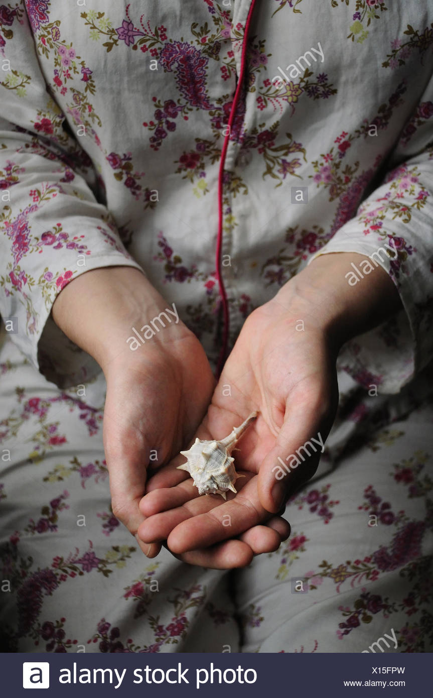 Conch Shell Hands Stock Photos & Conch Shell Hands Stock Images - Alamy