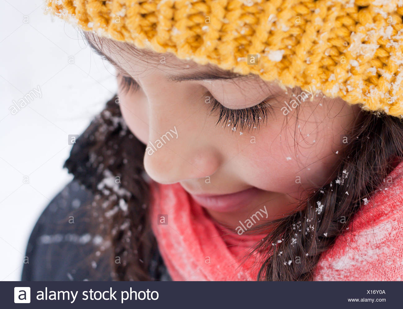 Girl Looking Down Stock Photos & Girl Looking Down Stock Images - Alamy