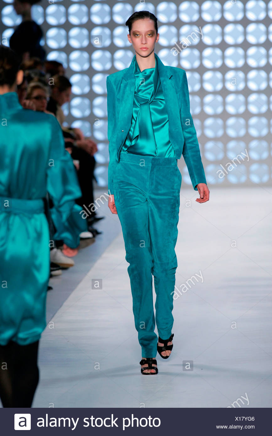 Trouser Suit Catwalk Woman High Resolution Stock Photography and Images ...