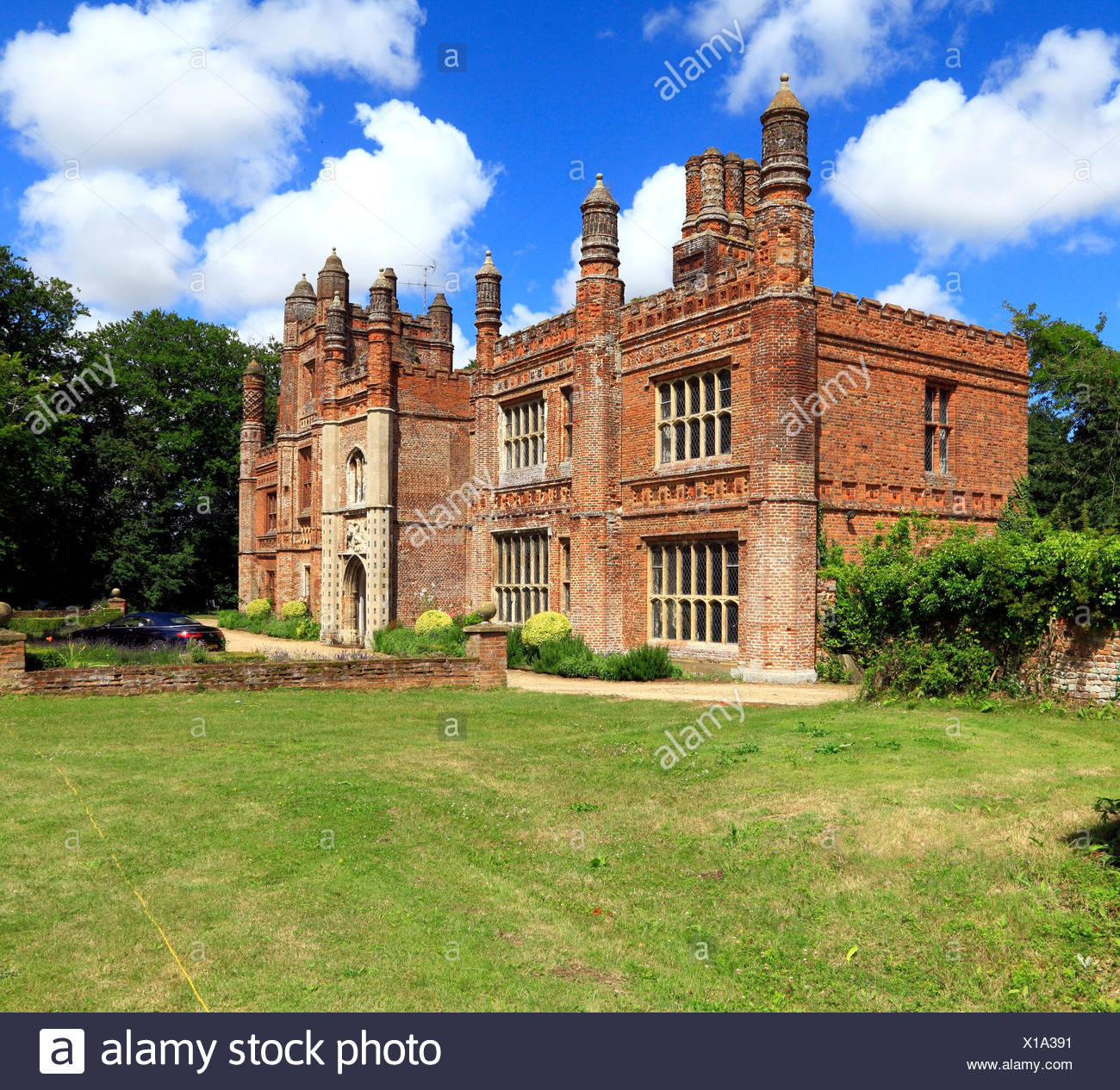 Tudor House Facade High Resolution Stock Photography and Images - Alamy