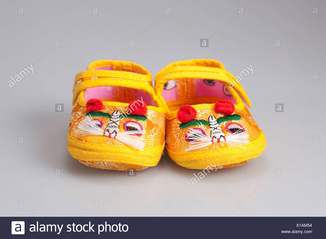 Chinese Slippers Stock Photos & Chinese Slippers Stock Images - Alamy