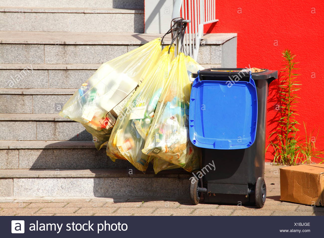Altpapier Container High Resolution Stock Photography and Images - Alamy