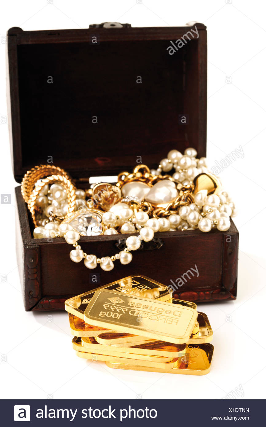 Gold Necklace Jewellery Box Stock Photos & Gold Necklace Jewellery Box ...