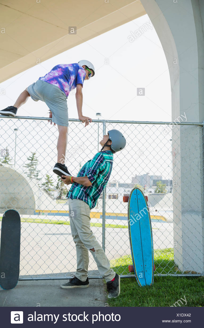 Boy Climbing Fence Stock Photos & Boy Climbing Fence Stock Images - Alamy