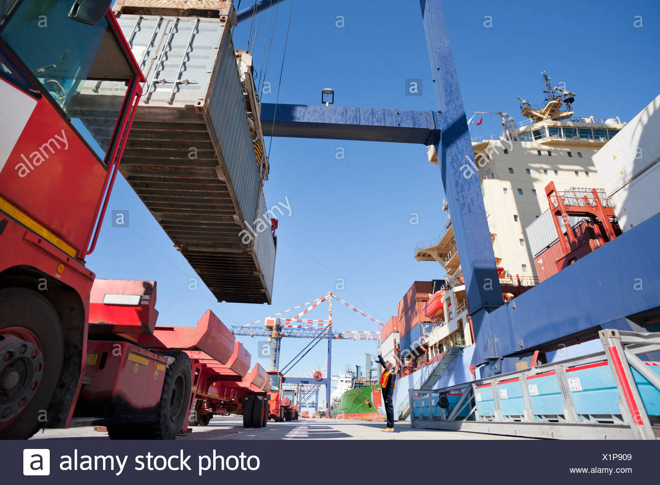 Crane And Lorry Stock Photos & Crane And Lorry Stock Images - Alamy