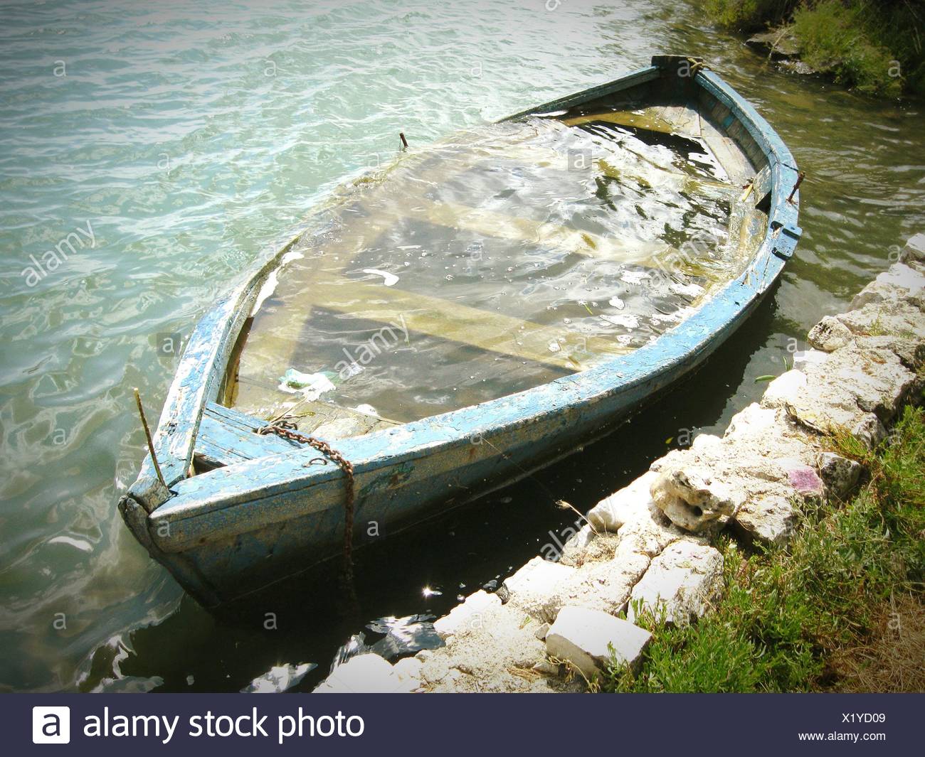 Boat Sinking Stock Photos & Boat Sinking Stock Images - Alamy