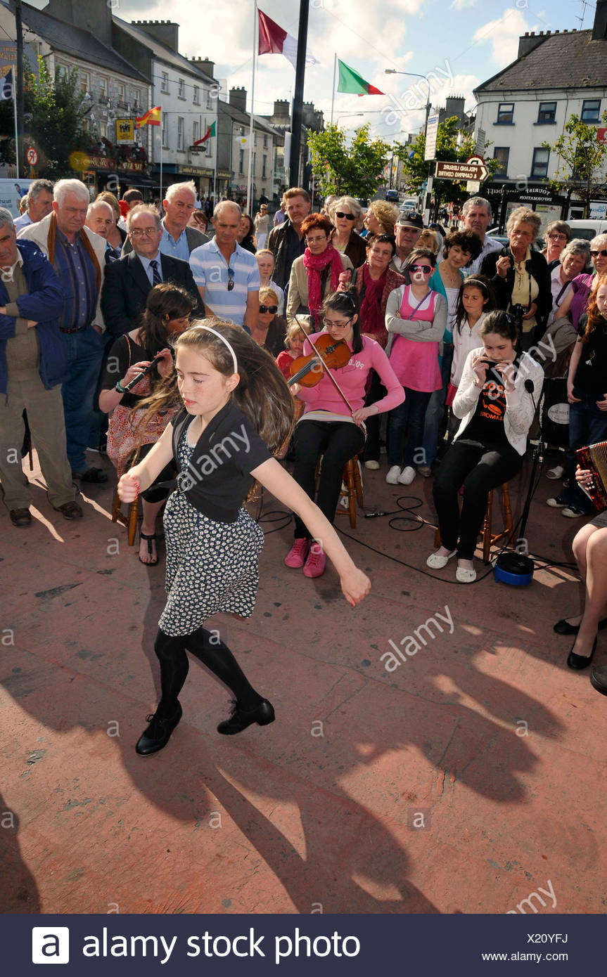 Girls Dancing At Festivals High Resolution Stock Photography and Images ...