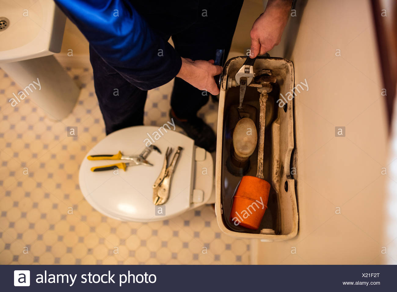 Toilet Flush Tank Stock Photos & Toilet Flush Tank Stock Images - Alamy