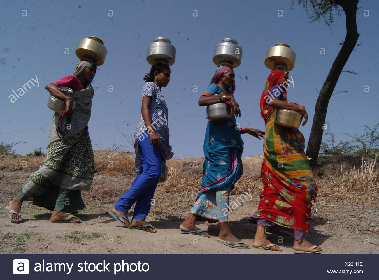 India Women Carry Water High Resolution Stock Photography and Images ...