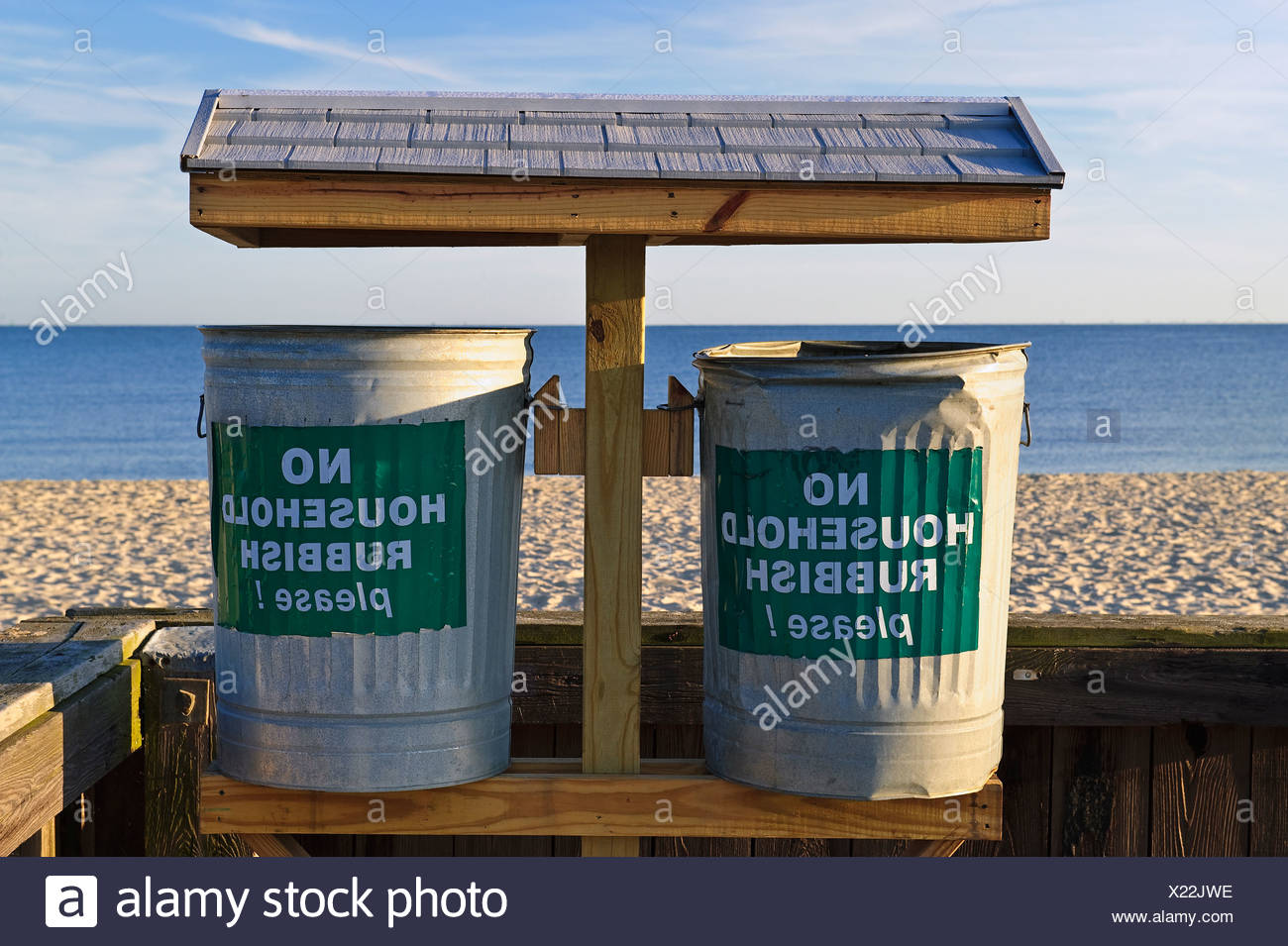 Trash Cans Stock Photos & Trash Cans Stock Images - Alamy