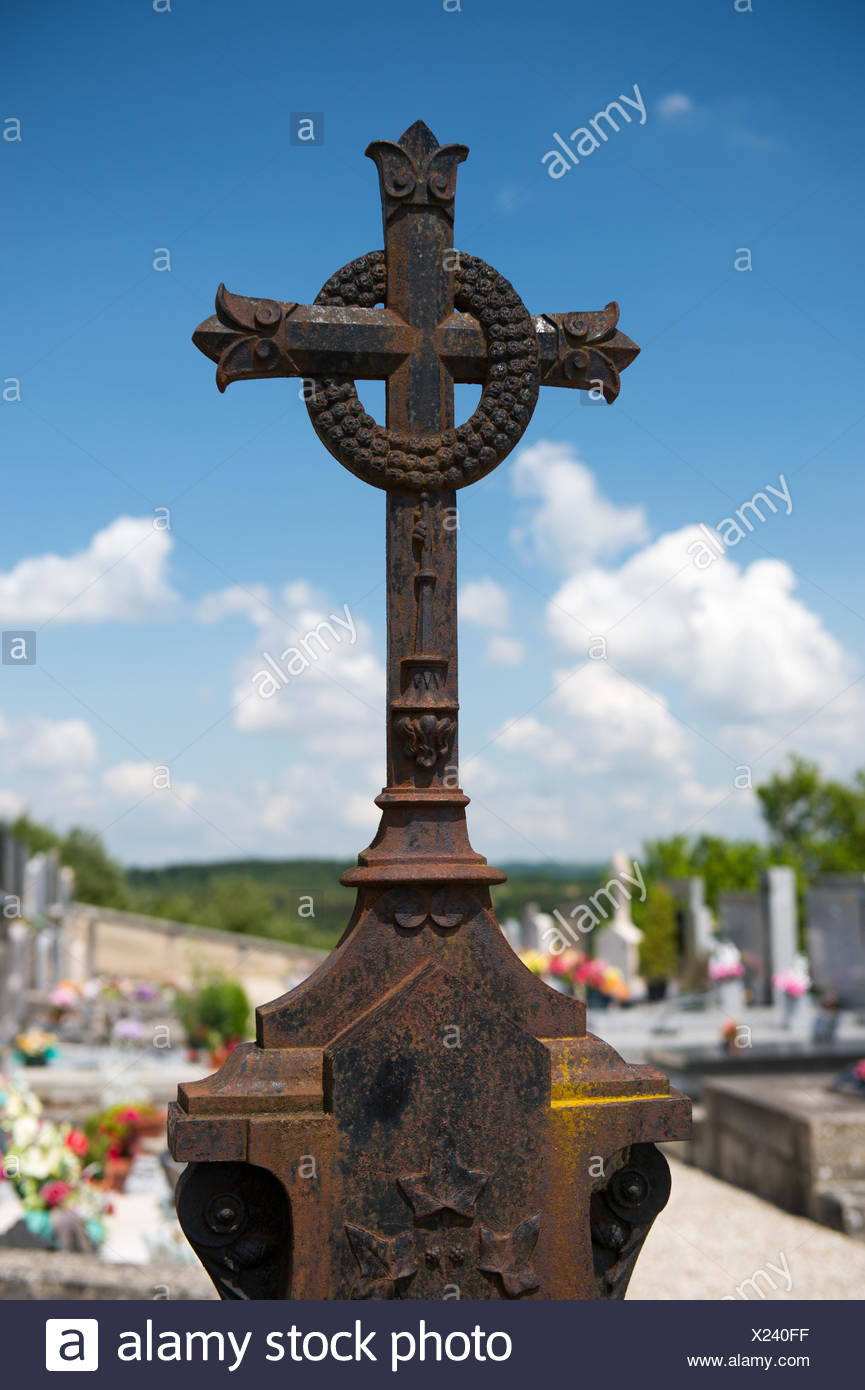 Metal Cross On Grave Stock Photos & Metal Cross On Grave Stock Images ...