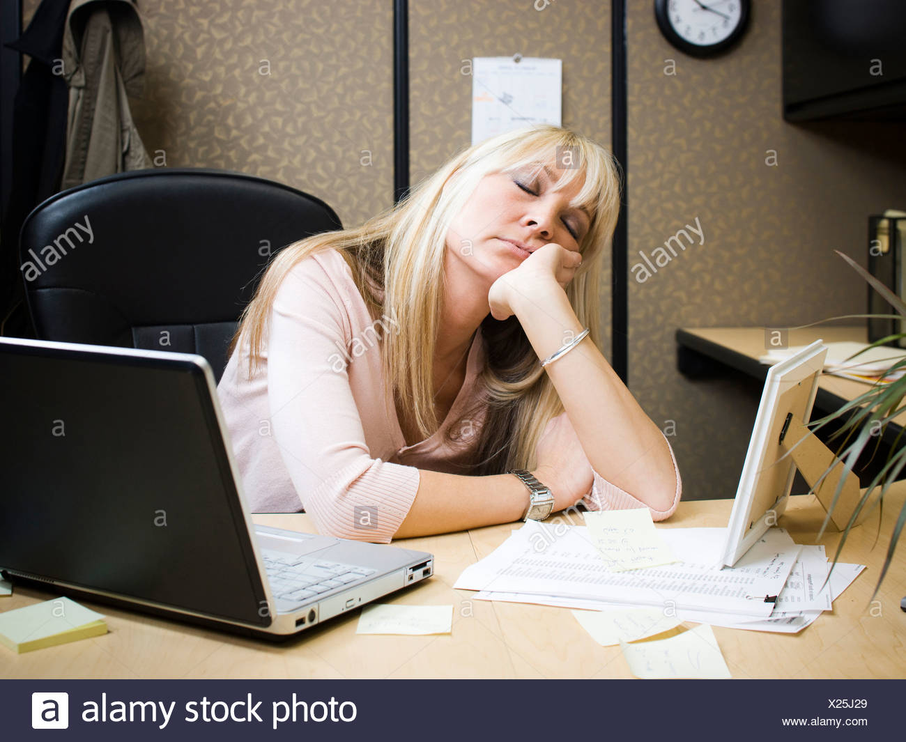 Bored Office Worker Cubicle Stock Photos & Bored Office Worker Cubicle ...