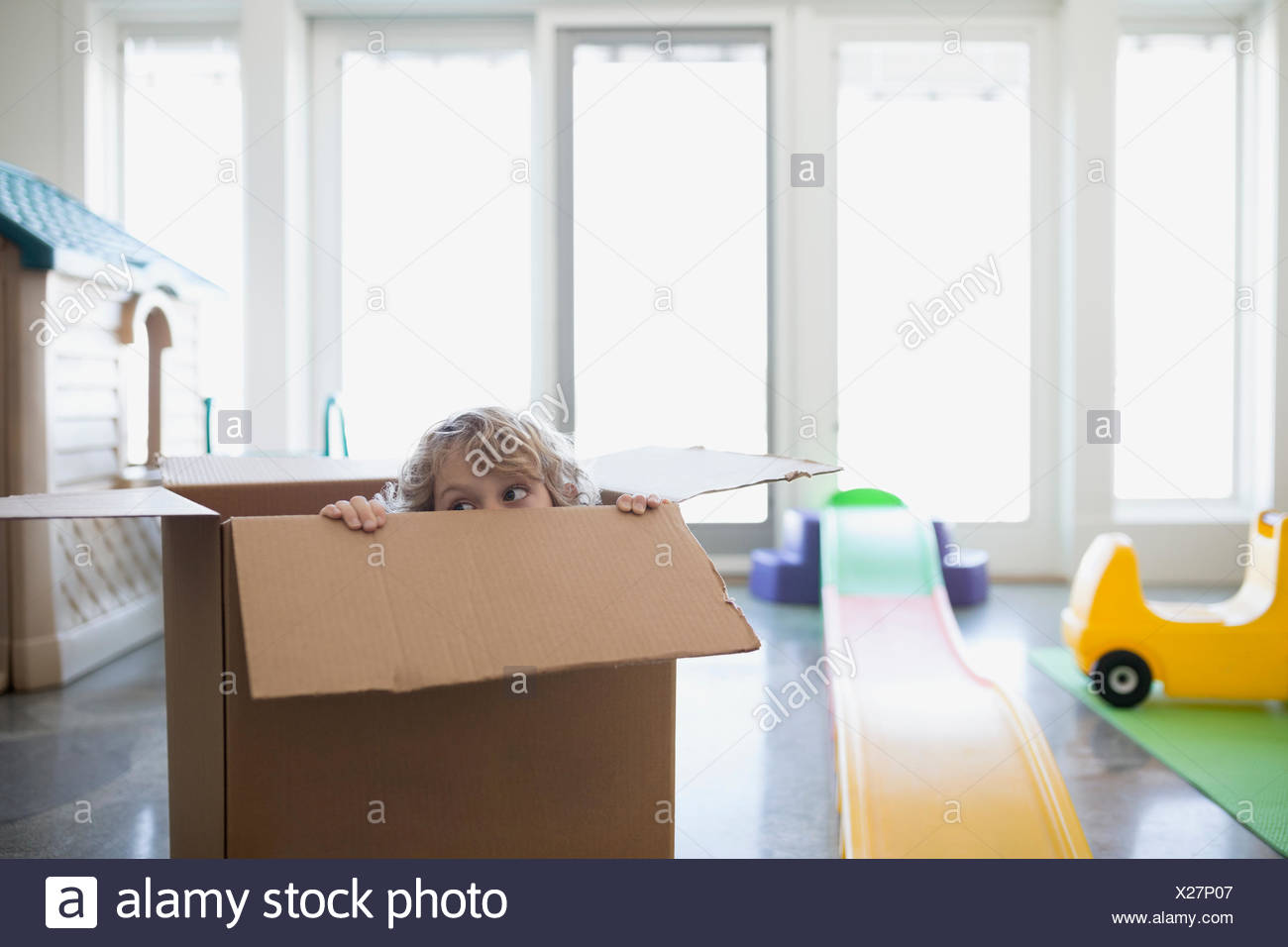 Boy Hiding Stock Photos & Boy Hiding Stock Images - Alamy