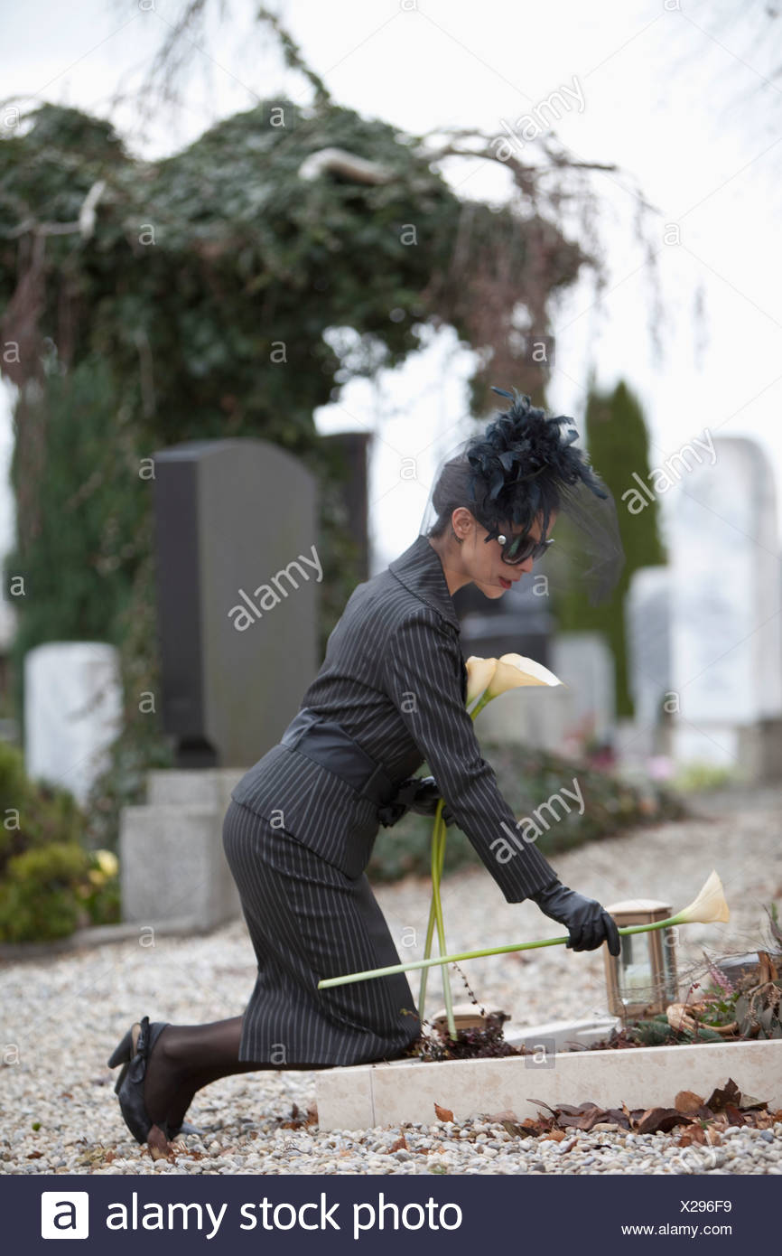 Grave Gravestone Cemetery High Resolution Stock Photography and Images ...