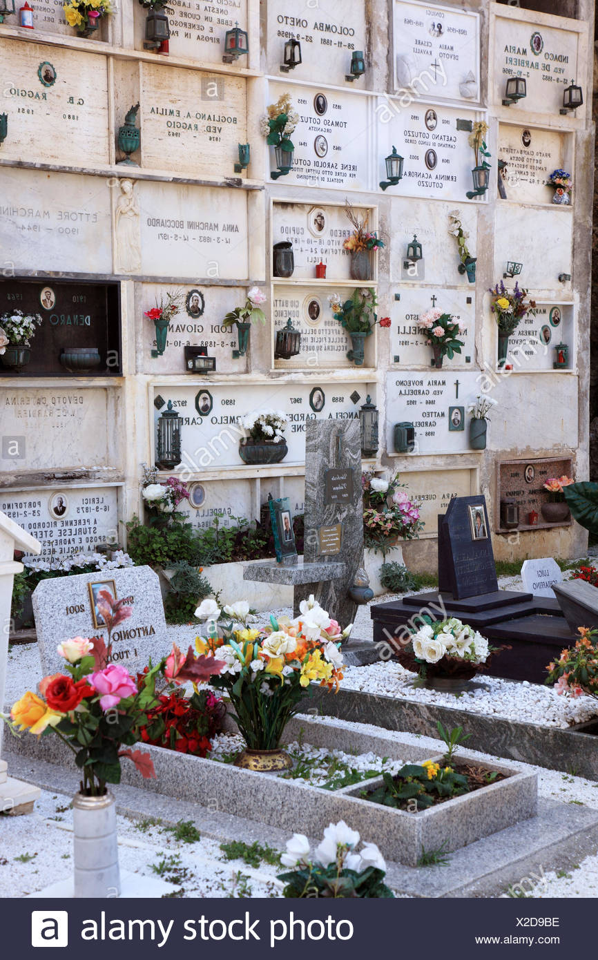 Gravestones Italy High Resolution Stock Photography and Images - Alamy