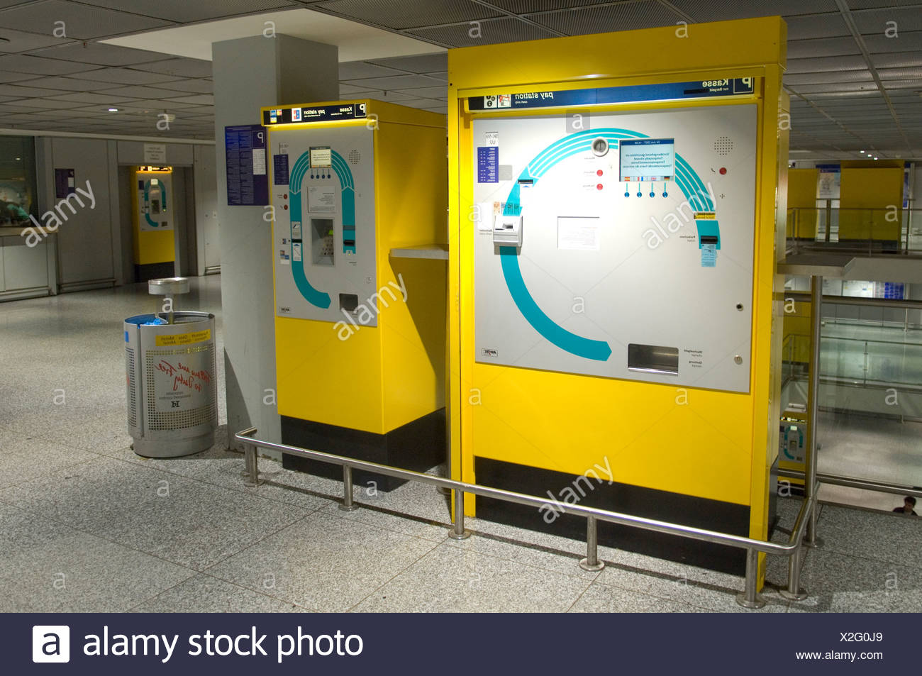 Yellow Vending Machines High Resolution Stock Photography and Images ...