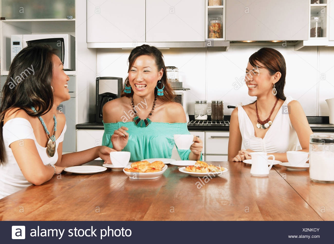 Women Sitting Around Kitchen Table Stock Photos & Women Sitting Around ...
