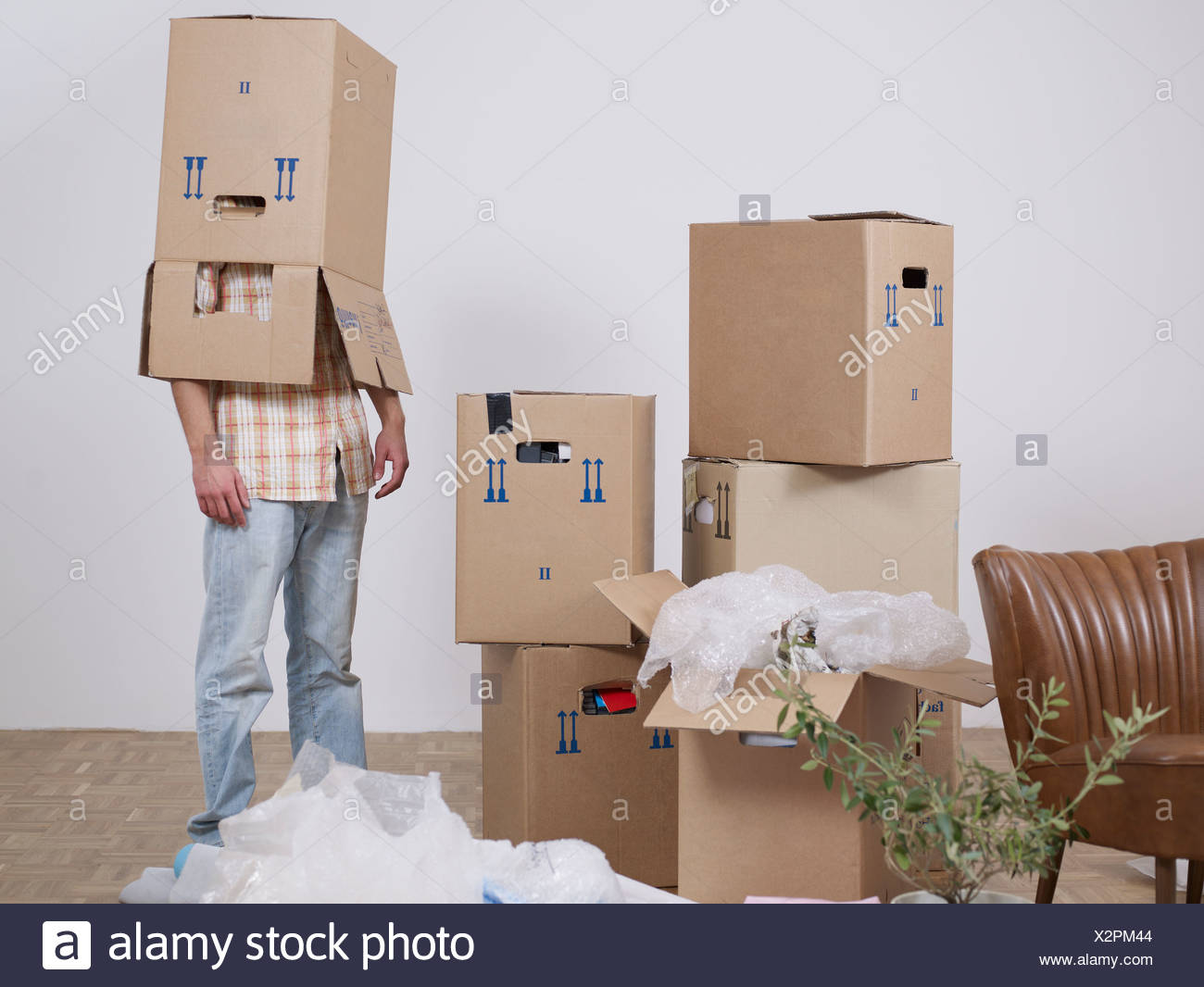 People Packing Boxes Moving Stock Photos & People Packing Boxes Moving ...