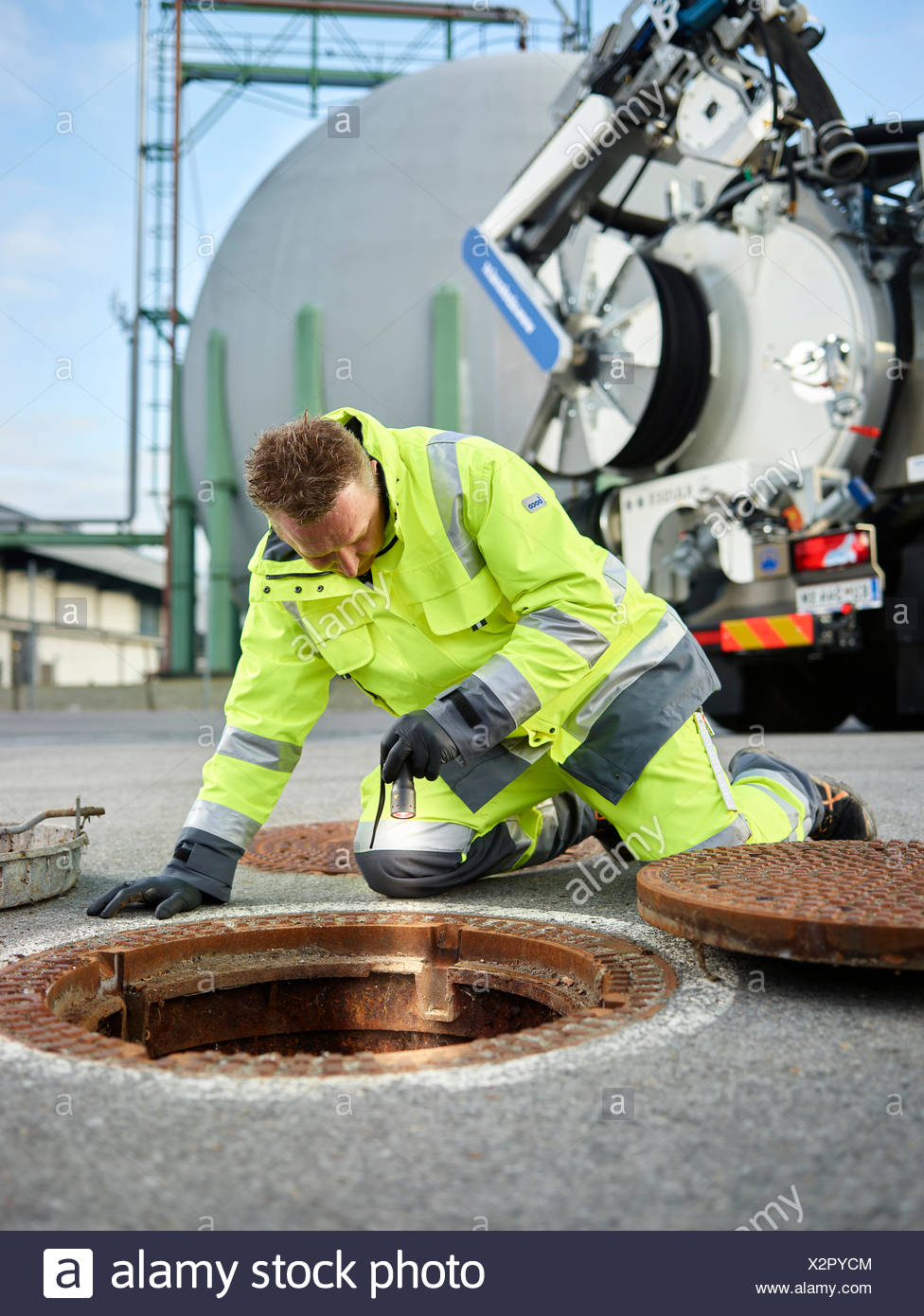 Manhole Worker Stock Photos & Manhole Worker Stock Images - Alamy