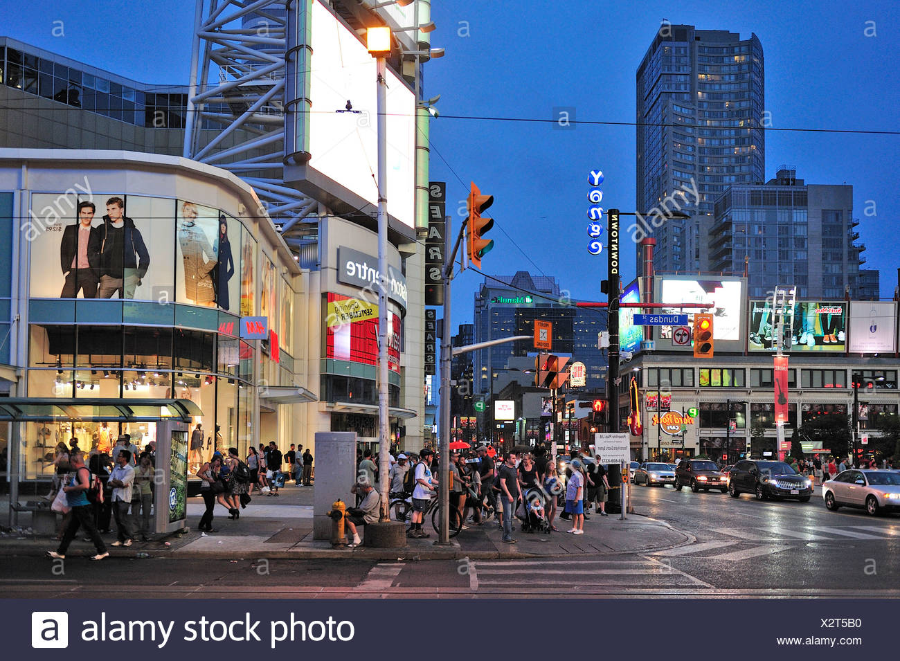 Yonge Dundas Square Toronto Stock Photos & Yonge Dundas Square Toronto ...