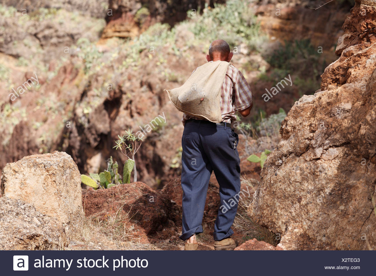 Man Carrying Sack On His Back Stock Photos & Man Carrying Sack On His ...