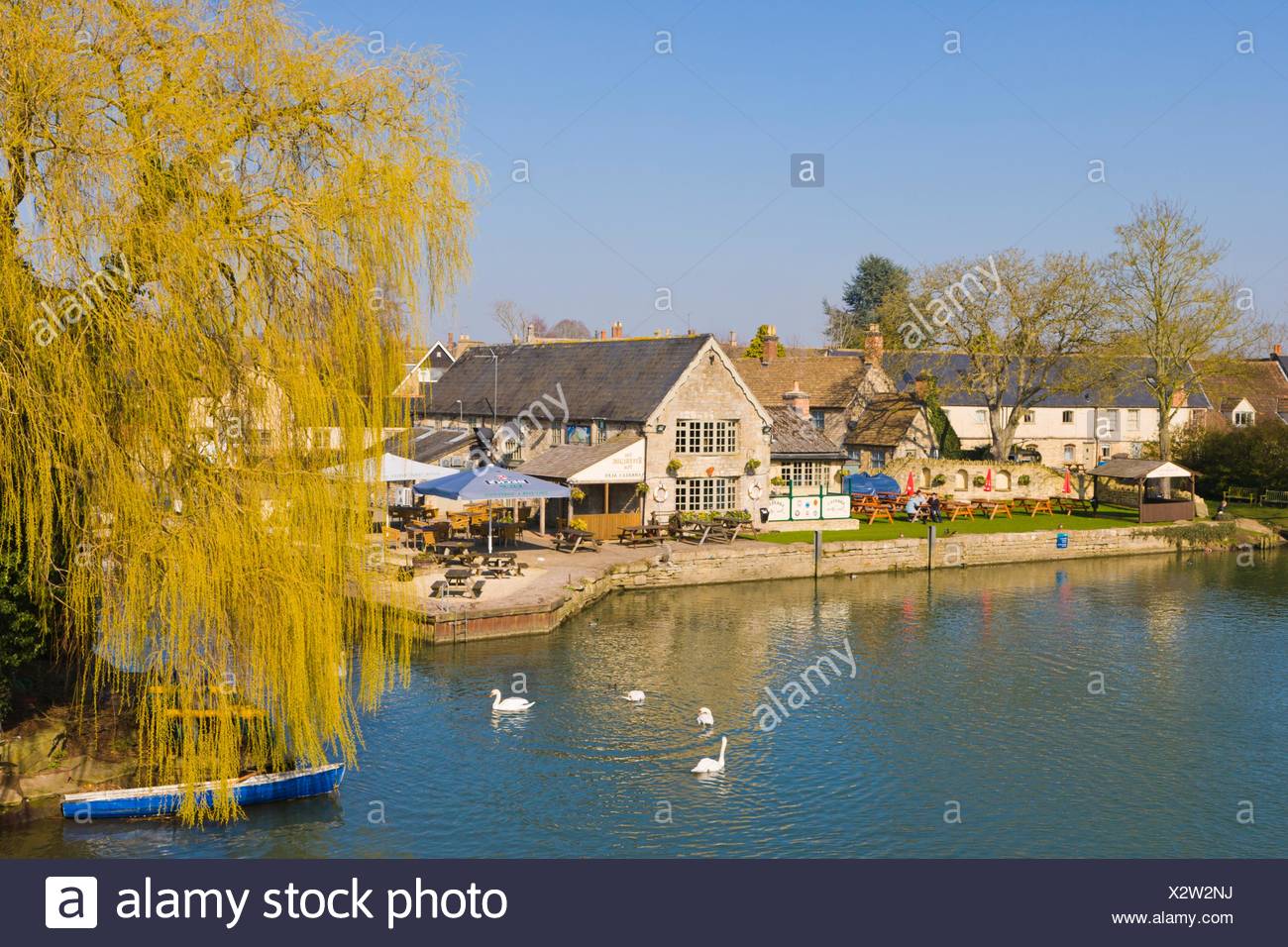Riverside Pub Lechlade High Resolution Stock Photography and Images - Alamy