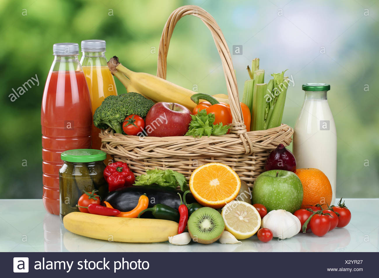 Korb Lebensmittel High Resolution Stock Photography and Images - Alamy