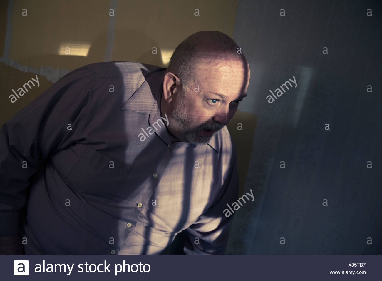 Man Peeping Window Stock Photos & Man Peeping Window Stock Images - Alamy