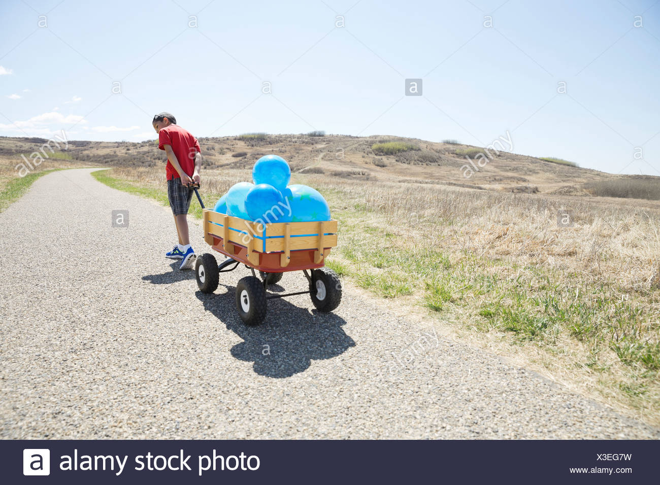 Cart Pulling Child Stock Photos & Cart Pulling Child Stock Images - Alamy