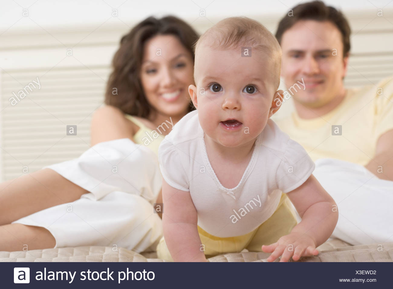 Infant Crawling Mom Stock Photos & Infant Crawling Mom Stock Images - Alamy