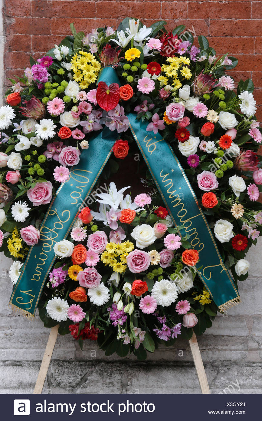 Funeral Wreath Stock Photos & Funeral Wreath Stock Images - Alamy